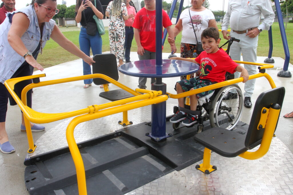 Jacareí inaugura brinquedos adaptados para pessoas com deficiência, nos parques da Cidade e dos ...